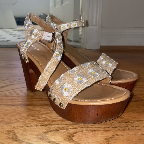 Madden Girl | Shoes | Madden Girl Lift Platform Sandals Natural Floral ...